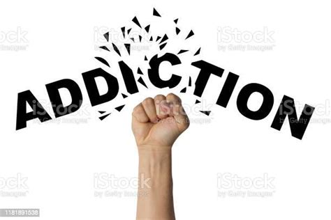 주먹을 쥔 남성의 손이 흰색 배경에 텍스트 중독을 깨뜨린다 중독 마약 의료 영장 알코올 중독 도박과의 싸움의 개념
