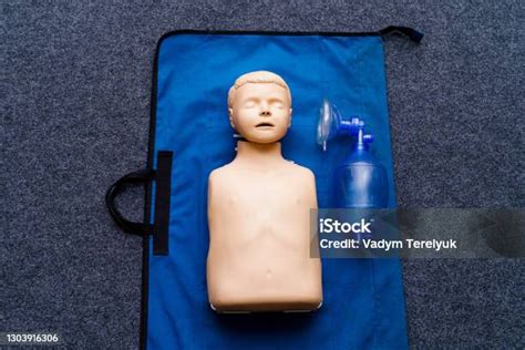 응급 처치 훈련에 사용되는 의료진을 위한 심폐소생술 더미 의료 인형 근처 산소 마스크 무의식 환자를 돕는다 치료 환자에서 소생술 0명에 대한 스톡 사진 및 기타 이미지