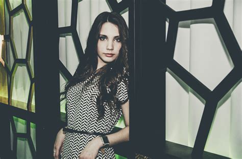 무료 이미지 소녀 전망 무늬 초상화 모델 어린 청소년 유행 검은 금발의 재킷 헤어 스타일 긴 머리 여자애들 드레스 삽화 디자인 소유