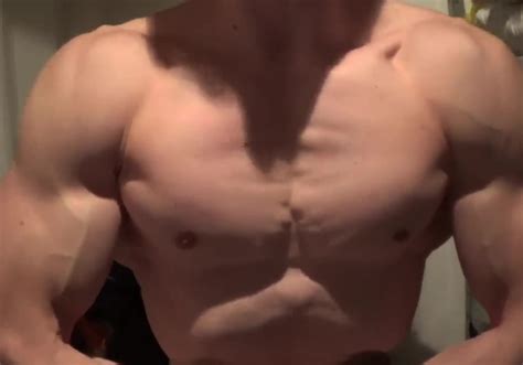 Touches young muscles ThisVid em inglês