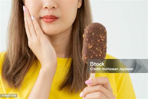 아시아 여성은 아이스크림을 먹은 후 민감한 치아를 느끼고 여성은 치아를 앓고 충치 문제 치과 치료 치아 추출 충치 문제 구취 치은 후퇴 구강 위생 교육 25 29세에 대한