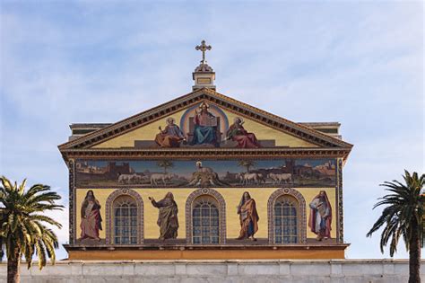 성벽 밖 성 바울 대성당 의 외관 구세주 사도 네 명의 복음 전도자 및 성경 장면의 모자이크 로마 이탈리아 바실리카에 대한 스톡 사진 및 기타 이미지 Istock