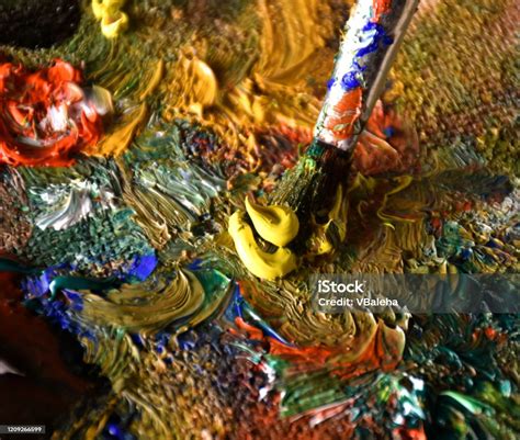 팔레트에 컬러 유화를 혼합 아티스트 페인트 브러시 팔레트 그리기에 대한 스톡 사진 및 기타 이미지 그리기 다중 색상 디자인 Istock