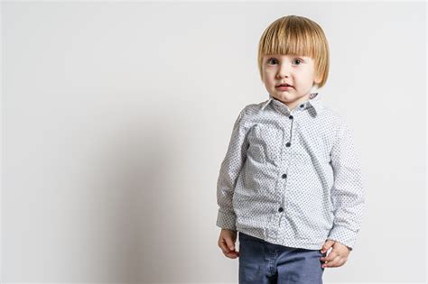 흰색 벽 앞에 서있는 작은 금발 백인 소년의 반 길이 초상화 복사 공간이있는 작은 어린이 스튜디오 초상화 2 3 살에 대한 스톡 사진 및 기타 이미지 Istock