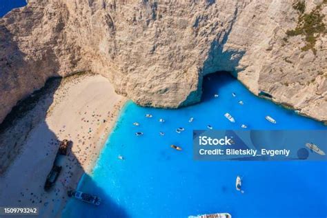 나바지오 해변 자킨토스 섬 그리스의 전망 공중 풍경입니다 푸른 바닷물 바위와 바다 공중에서 여름 풍경입니다 휴가 시간 각도에 대한 스톡 사진 및 기타 이미지 Istock