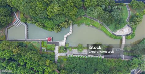 푸른 나무로 둘러싸인 대학 캠퍼스의 인공 조경 호수의 공중 0명에 대한 스톡 사진 및 기타 이미지 0명 경관 교육 Istock