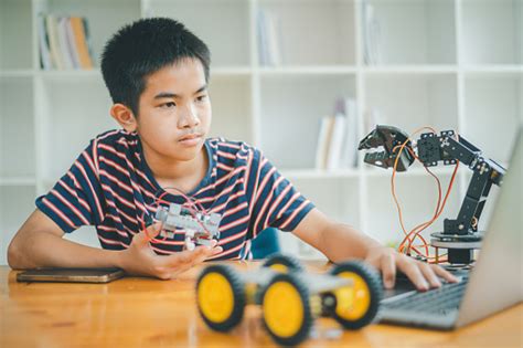 기술 로봇의 작업을 배우고 공부하는 아시아 소년홈스쿨과 기술 프로젝트를 위한 과학 어린 시절 아이들 취미 여가 라이프 스타일 사람들 장난감 로봇 공학 기술 12 13세에