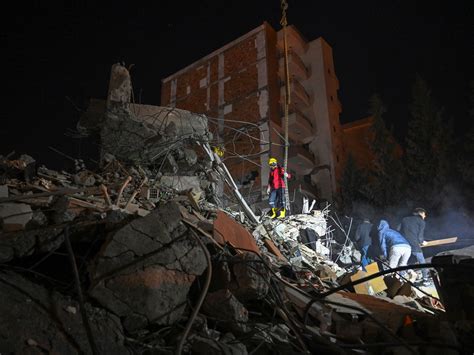 Турк Сирид болсон газар хөдлөлтийн улмаас амиа алдсан хүмүүсийн тоо 16 035 болж өсжээ Isee Mn