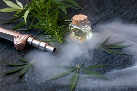 연기와 어두운 배경에 고립 vaping 대마초의 카트리지 클로즈업thc 오일 추출물 금 금속에 대한 스톡 사진 및 기타 이미지