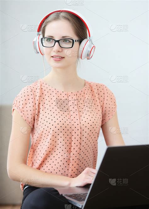 知识 女人 学生 笔记本电脑 音乐 大腿前部 耳麦 会议中心 家庭作业 垂直画幅