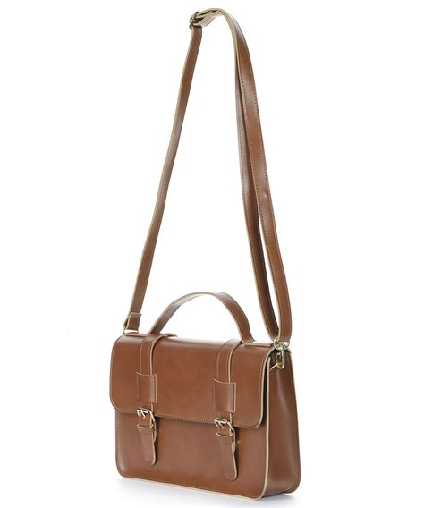 에이본 올드 버클 스퀘어 페이크레더 크로스백 카멜