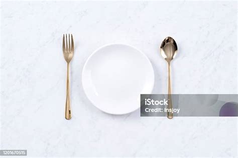 발렌타인 데이 디자인 컨셉 레스토랑 휴일 축하 식사 프로모션을위한 황금 리본이있는 로맨틱 한 접시 요리 세트 접시에 대한 스톡 사진 및 기타 이미지 Istock