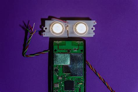 손으로 만든 로봇은 Arduino 플랫폼에 평평하게 놓여 있습니다 Diy Ai 스팀퍼플 배경입니다 어린이와 청소년 로봇 공학 및