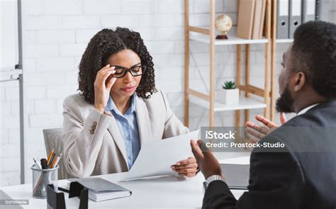 여성 인사 관리자 사무실에서 면접 중 공석 지원자의 이력서를 읽고 객실 있음에 대한 스톡 사진 및 기타 이미지 객실 있음 검색 경영자 Istock