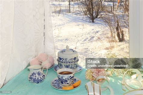 창 근처 아침 테이블에 커피 한잔과 우유 한잔 디저트와 봄 꽃 0명에 대한 스톡 사진 및 기타 이미지 0명 건강한 식생활 겨울 Istock