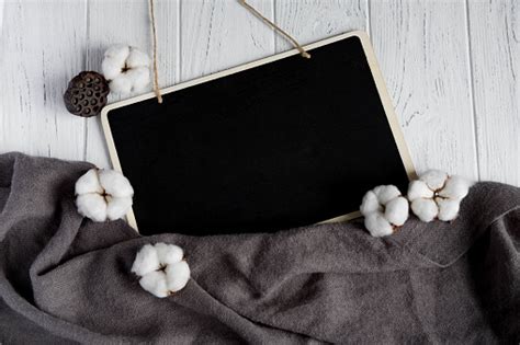 실제 목화 꽃 회색 양모 직물 텍스트 프레임 나무 배경에 연꽃이 있는 배너 프레임 꽃과 축 하 카드 면 꽃과 텍스트에 대 한 프레임입니다 위에서 보기 부케에 대한 스톡 사진