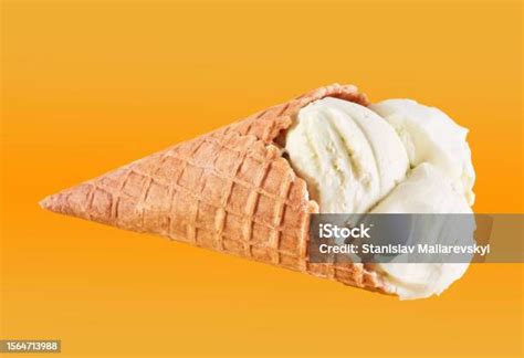 파란색 배경에 와플 콘에 아이스크림 공 와플 콘에 바닐라 아이스크림 냉동된에 대한 스톡 사진 및 기타 이미지 냉동된 냉동식품 다중 색상 Istock