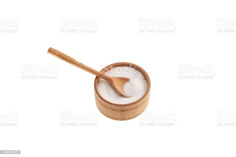 흰색 바탕에 나무 그릇에 스테비아 감미료 스테비오 사이드 크리스탈 화이트 파우더 식품 첨가물 E960 당뇨병 환자를위한 감미료로 적합한 천연 추출물 가루로 빻은에 대한 스톡