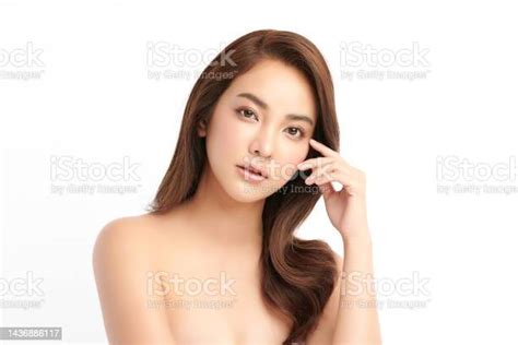 흰색 배경에 깨끗한 신선한 피부를 가진 아름다운 젊은 아시아 여성 얼굴 관리 얼굴 치료 화장품 아름다움과 스파 아시아 여성