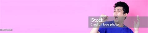 클로즈업 초상화 잘생긴 아시아 남자는 복사 공간 스튜디오에서 분홍색 배경에 서있는 동안 큰 소리로 노래 가수에 대한 스톡 사진 및 기타 이미지 Istock