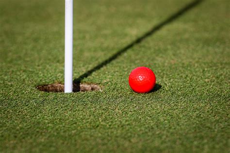 플로리다 중부의 골프 코스에서 도청을 기다리는 퍼팅 그린 홀 옆에 빨간 골프공 0명에 대한 스톡 사진 및 기타 이미지 0명 Golf Tournament 경쟁 Istock