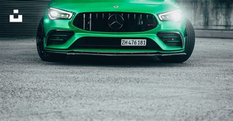 건물 앞에 주차된 초록색 차 사진 Unsplash의 무료 자동차 이미지