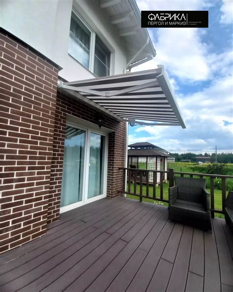 Выдвижная маркиза на веранде загородного дома в деревне Кипень ...