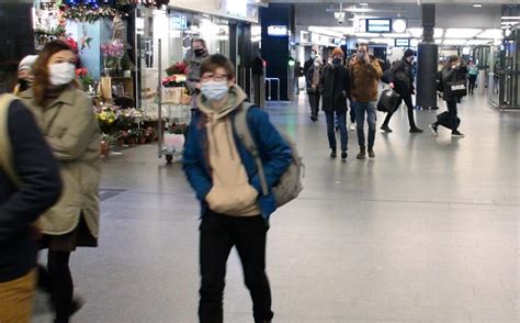 코로나바이러스 전염병 암스테르담 중앙 기차역 사람들 워킹 네덜란드 유럽 12월에 대한 스톡 사진 및 기타 이미지 12월