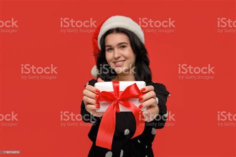 빨간 리본과 흰색 의 크리스마스 선물 상자를 들고 미소 드레스와 산타 모자에 여자 12월에 대한 스톡 사진 및 기타 이미지 12월 갈색 머리 검은색 Istock