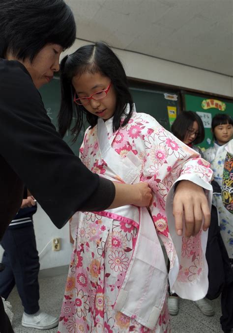 일본 전통의상 입어보는 어린이들 연합뉴스