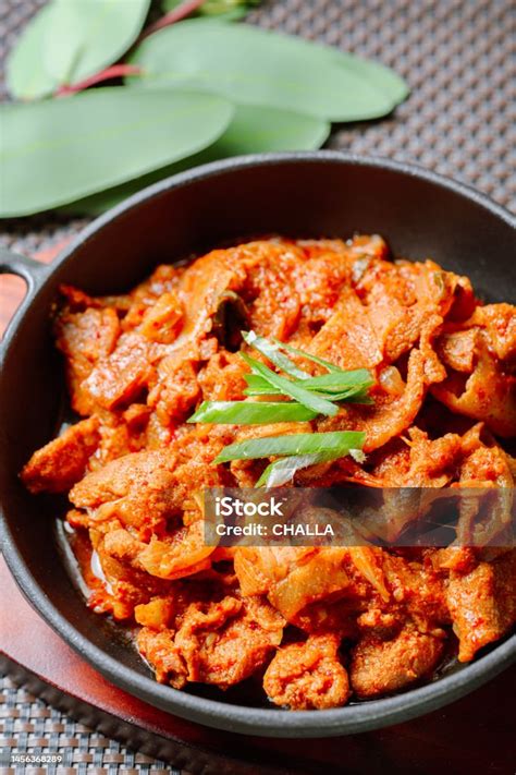 한국식 돼지고기 볶음 요리 얇게 썬 돼지고기를 매운 생강 고추장에 재워 양파 당근 들깨잎 또는 아비지와 함께 볶습니다 재료는 맛에 따라 다릅니다 양념류에 대한 스톡 사진 및