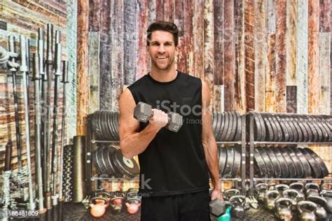 미소행복쾌활한스포츠인 체육관에서 1인1인허리업프런트 뷰남성청년 민소매운동 선수강사 운동스탠딩이완 운동을 하고 있는 카메라를 보고 강사에 대한 스톡 사진 및 기타 이미지