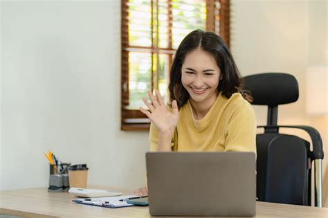 노트북을 사용하여 비즈니스 회계 또는 저축 온라인 팀과 함께 기술 가격 차트 및 지표를 분석하는 아시아 여성 회계사는 집에서 아이디어를 작업합니다 Earnings