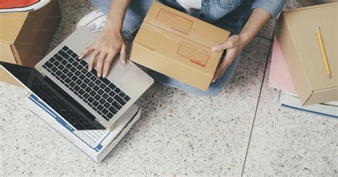 고객 배송 및 물류 판매자 온라인 및 판매자 사업주 또는 중소기업 온라인 쇼핑에 대한 배달 주문에 대한 소포 상자에 주소를 쓰는 젊은 여자의 근접 촬영 손 사진