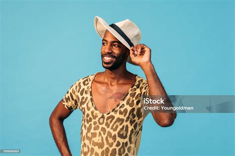 파란 배경에 대한 세련된 아프리카 계 미국인 남자의 초상화 남성에 대한 스톡 사진 및 기타 이미지 남성 남자 남자들만 Istock