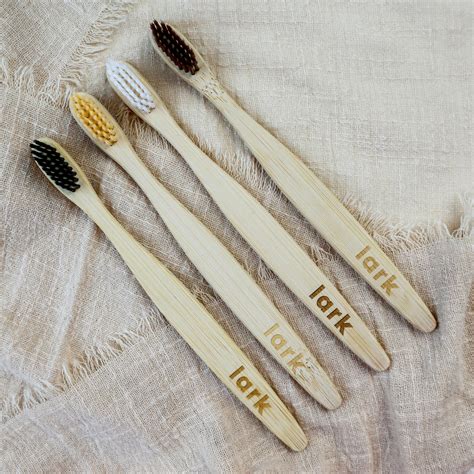 개인 관리 건강한 삶 구강 건강 구강 치료 깨끗한 나무 손잡이 나무 질감 나무 칫솔 녹색 생활 대나무 디지털 클린 목조 미니멀리스트 베이지 색 배경