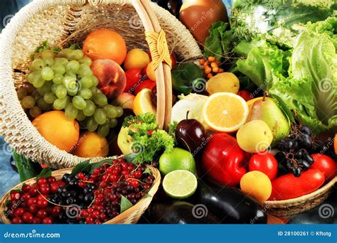 Свежие фрукты и овощи стоковое изображение изображение насчитывающей мозоль 28100261