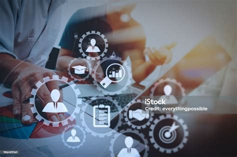 Vr 아이콘 도표를 가진 현대 사무실에서 나무 책상에 휴대 전화 및 디지털 태블릿 및 노트북 컴퓨터를 사용 하는 사업 경영자에 대한 스톡 사진 및 기타 이미지 Istock