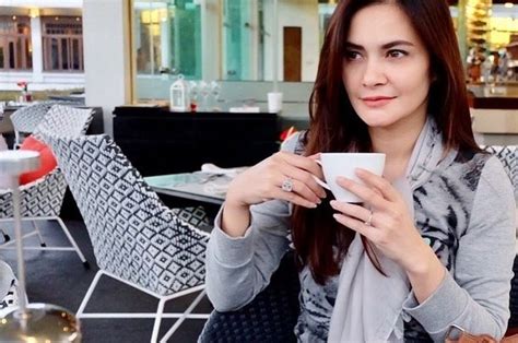 Lama Tak Terdengar Kabarnya Cut Tari Tampil Seksi Pakai Rok Ketat Dan Tas Branded Mewah Stylo