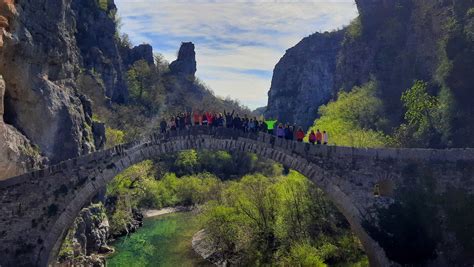Μια συντροφιά ονειροπόλων Αν ερχόταν τώρα ένας άνθρωπος και σου χάριζε κάποιο βιβλίο του