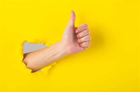 노란색 종이 배경의 찢어진 구멍을 통해 엄지 손가락을 위로 표시하는 손 개념에 대한 스톡 사진 및 기타 이미지 개념 개념과 주제 구멍 Istock