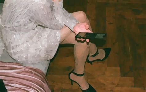 Should I Text Him First Or Should I Wait 5 Mistakes To Avoid The Feminine Woman Dating