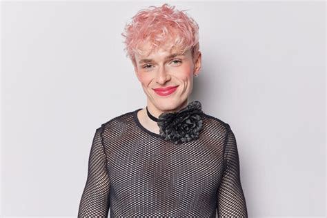 Портрет розоволосого гея в макияже и помаде в черной сетчатой рубашке