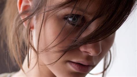 Девушка с волосами на лице · 1920x1080 Full Hd бесплатная фотография от Godlike картинки и