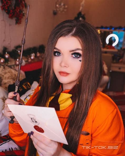 Елена Райтман известная ютуберша и Тик Ток блогер Снимает видео на тему «переписка с фейками