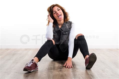 白色高清图片 模型考虑了她的舌头 人像图片免费下载 格式 4000像素 编号40057781 千图网