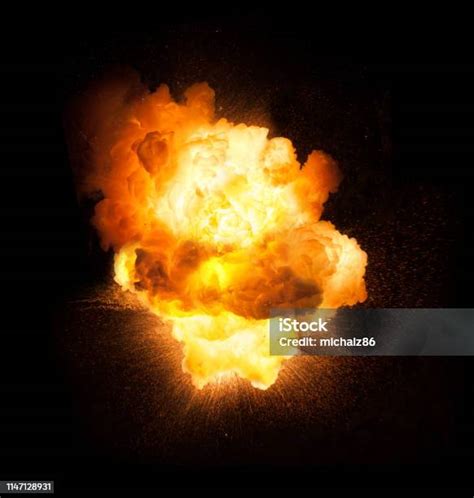 Реалистичный Взрыв Огненной Бомбы С Искрами И Дымом Изолированным На Черном Фоне — стоковые