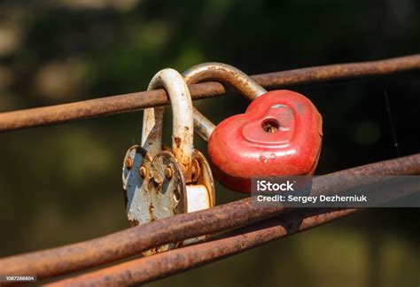 심장모양의 잠금 백색과 빨강 영원한 사랑과 메모리의 상징 관광에 대한 스톡 사진 및 기타 이미지 관광 녹슨 닫은 Istock