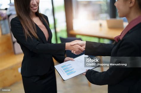비즈니스 합병 아시아 사업가는 마케팅 노력을 강화하기 위해 그들의 협력을 쇼케이스와 함께 회의실에서 악수 2명에 대한 스톡 사진 및 기타 이미지 Istock