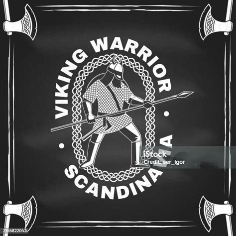 바이킹 전사 로고 배지 칠판에 스티커 벡터 일러스트 레이 션입니다 엠블럼 라벨 및 패치용 창과 둥근 방패가 있는 헬멧을 쓴 흑백